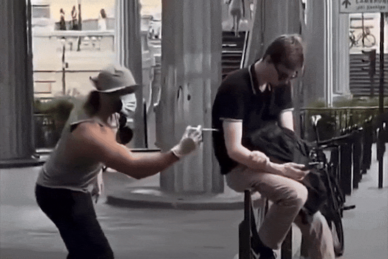 TikToker vào tù vì trò chơi khăm đâm kim tiêm người lạ trên phố - Đời ...