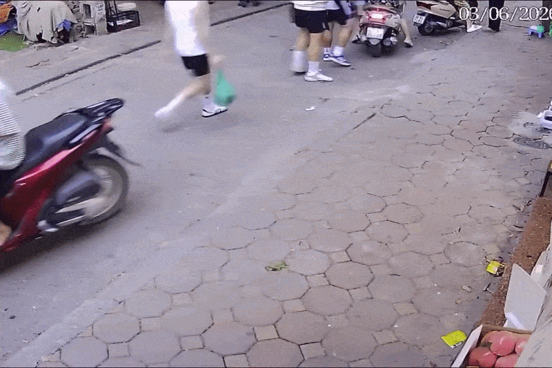 Sấm sét bất ngờ nổ đùng đoàng, đám đông đi đường chạy tán loạn | Znews.vn