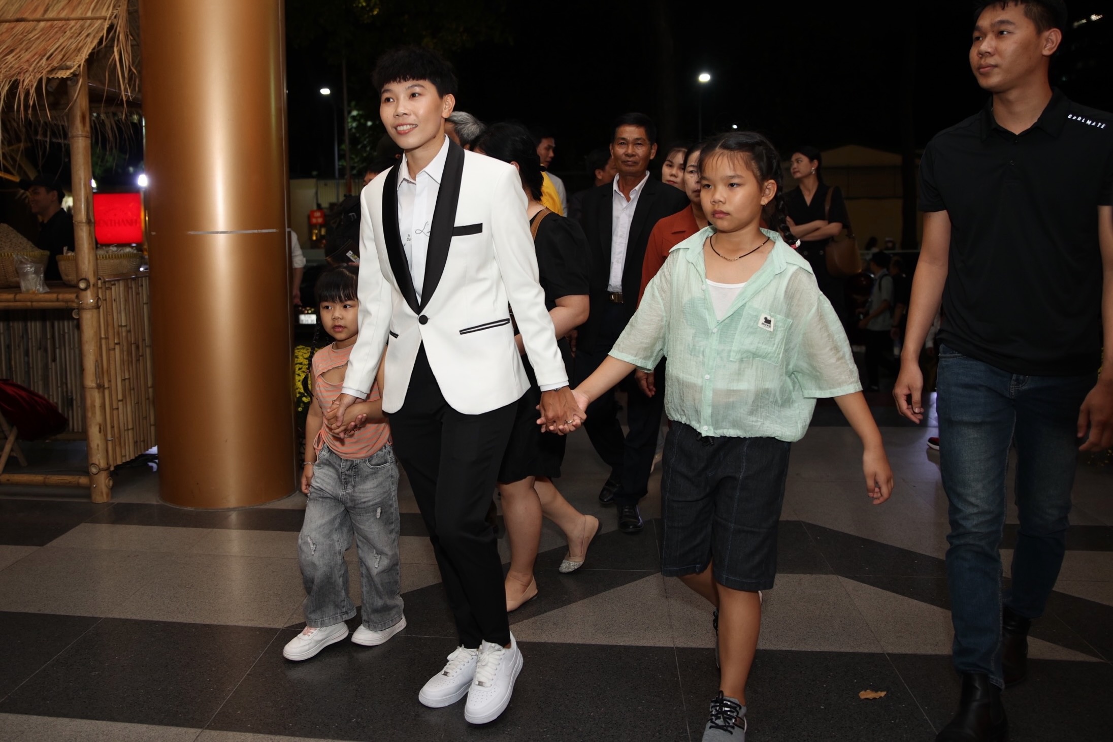 Em gái và người yêu Văn Lâm nổi bật ở lễ trao giải QBV - Thể thao - ZNEWS.VN