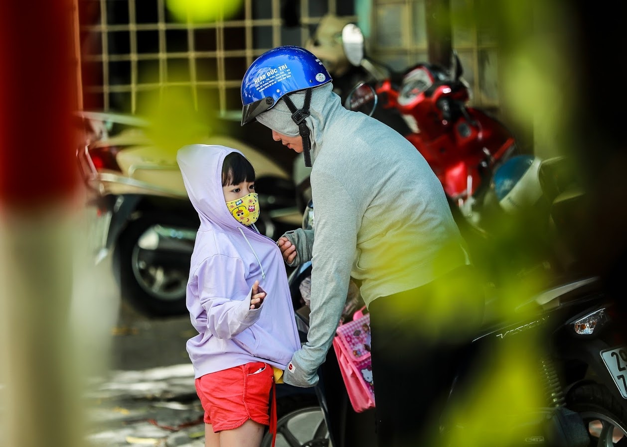 Người dân đánh vật với nắng nóng kỷ lục giữa trưa - Xã hội - ZNEWS.VN