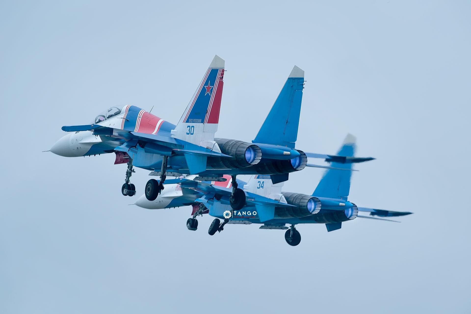 Dàn tiêm kích Su-30SM của Nga cất cánh đẹp mắt trên bầu trời Hà Nội - Xã hội - ZNEWS.VN