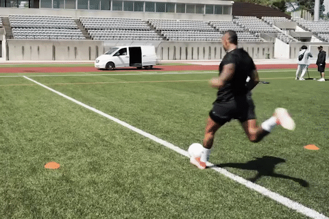 Bậc thầy trivela thực hiện thử thách đá má ngoài - Thể thao - ZNEWS.VN