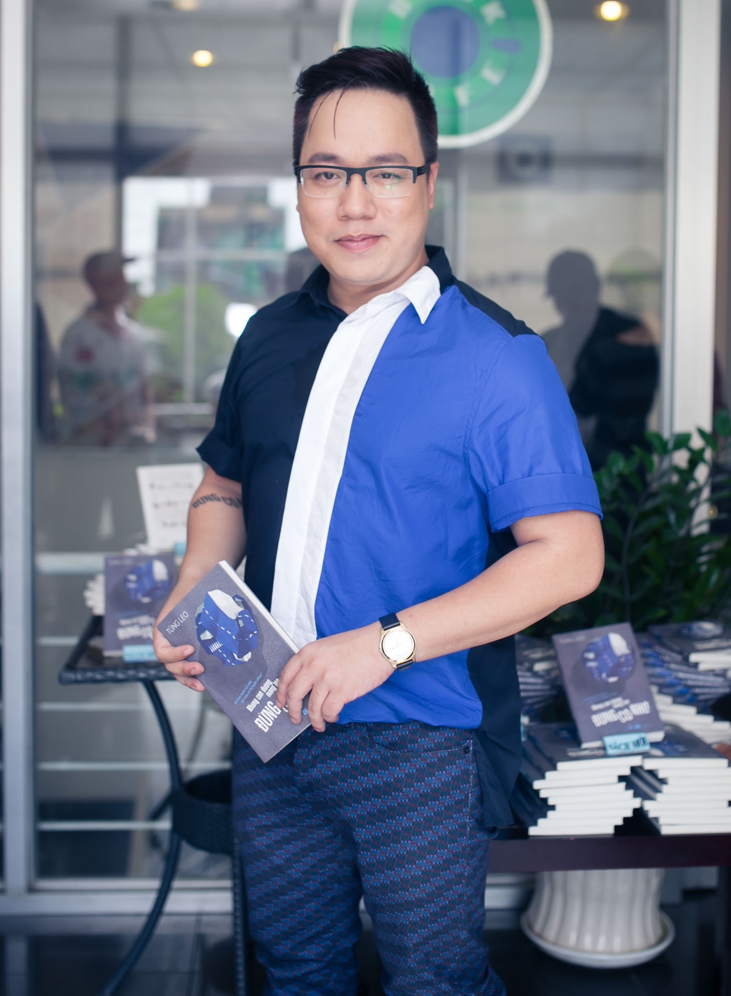 Phạm Hồng Phước đến mừng Tùng Leo ra sách mới - Giải trí - ZNEWS.VN