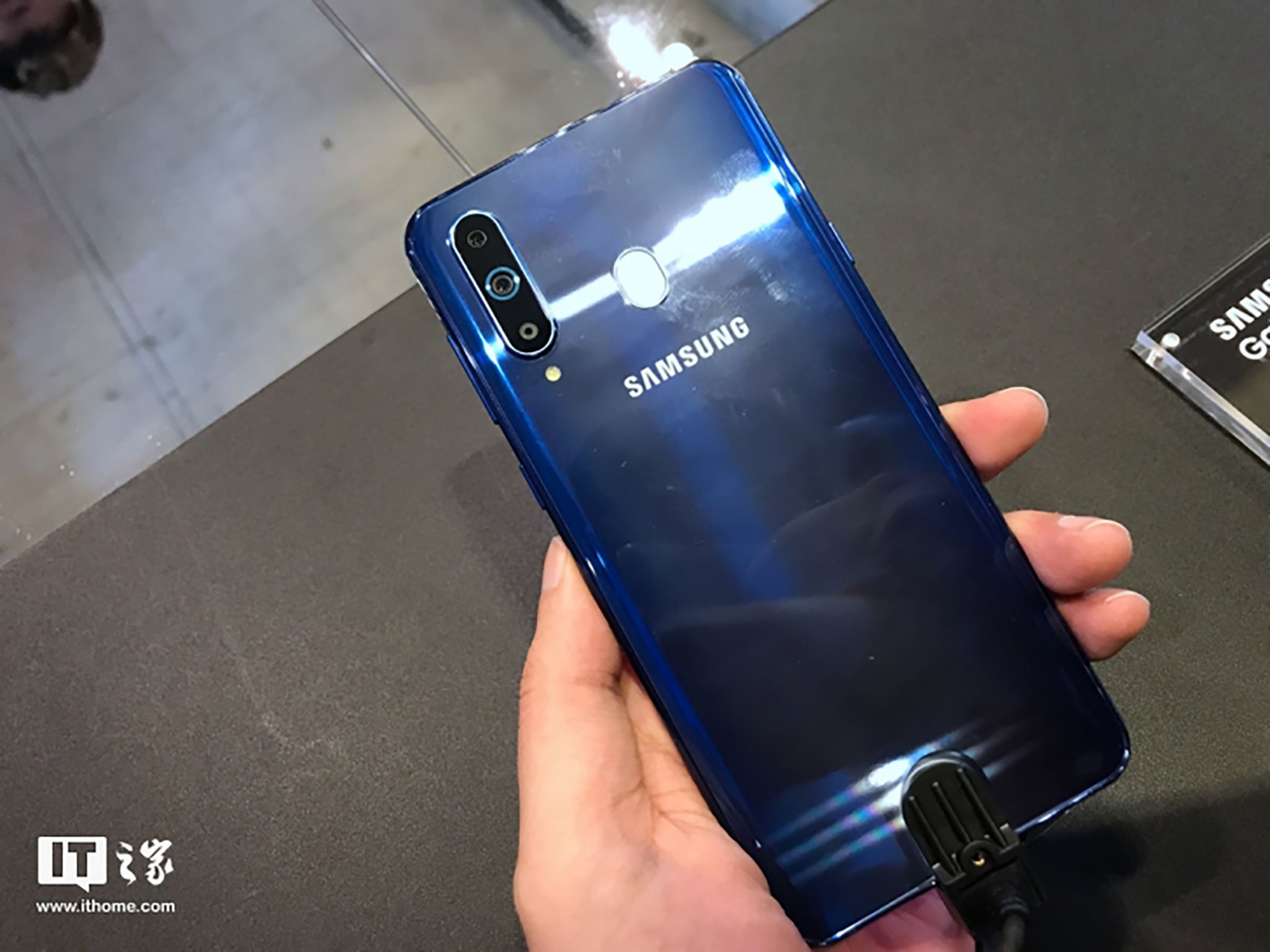 Galaxy A8s ra mắt - màn hình 'nốt ruồi', 3 camera sau - Công nghệ - ZNEWS.VN