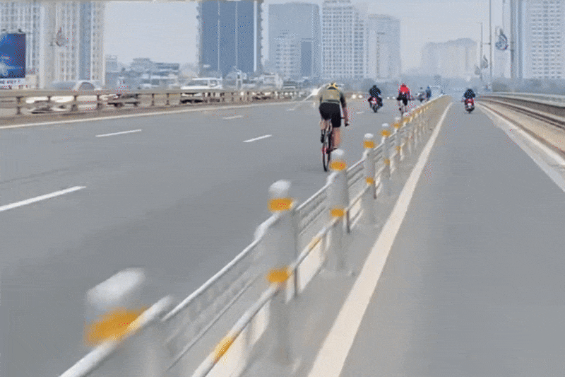 Bị chặn xe, dọa vì quay clip nhóm đạp xe vào làn ôtô trên cầu Nhật Tân ...