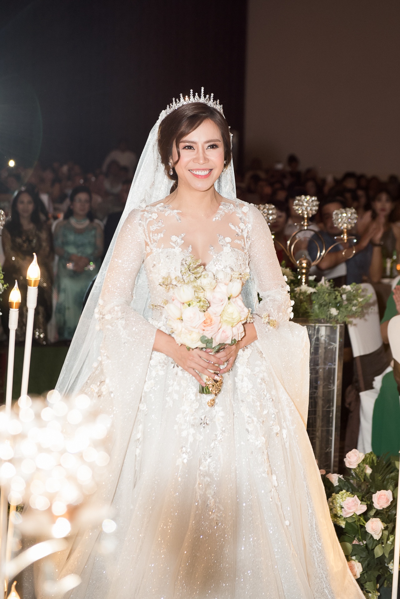 Diễn viên Anh Tài hôn Vũ Ngọc Ánh ngọt ngào ở tiệc cưới - Đời sống Sao - ZNEWS.VN