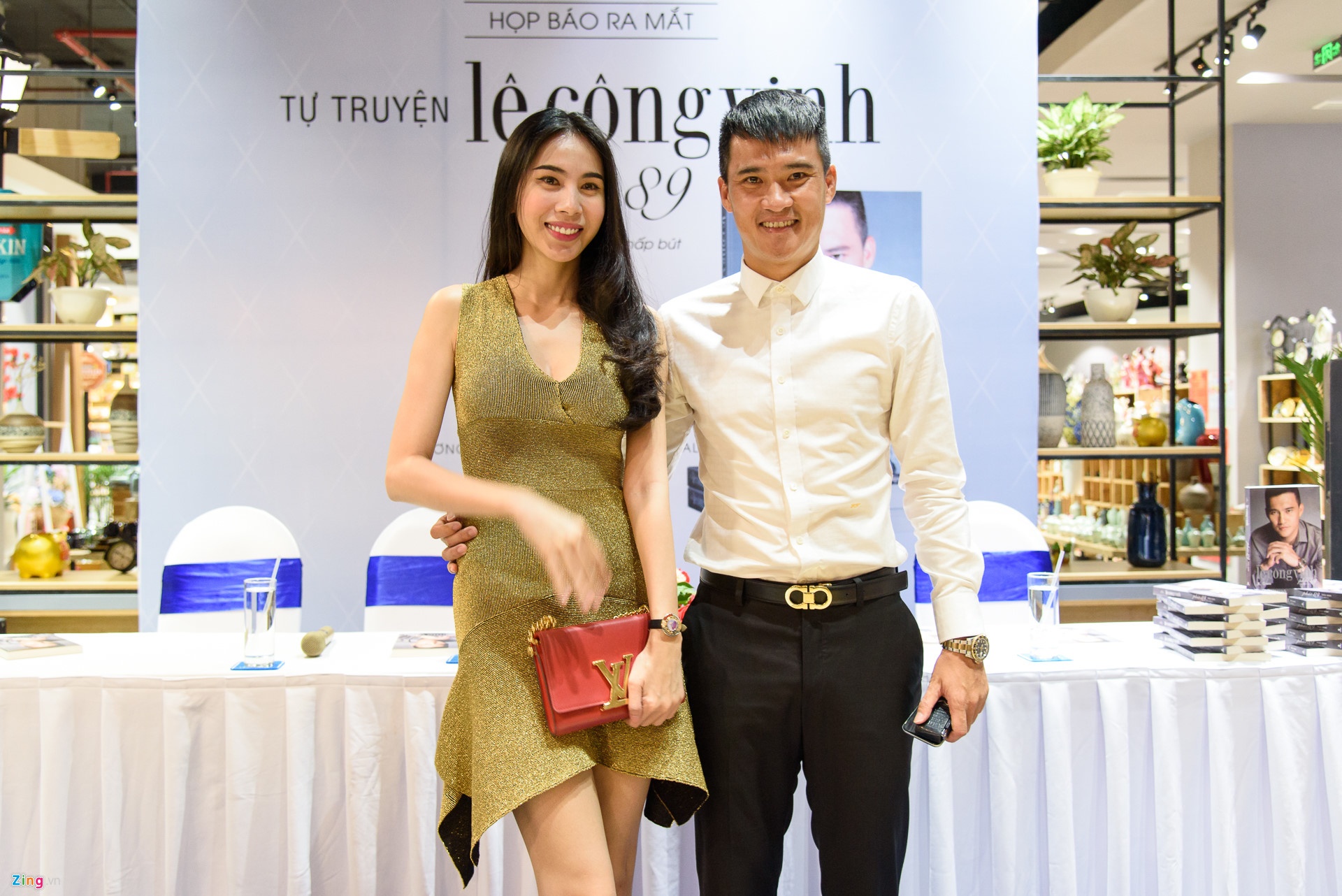 Thủy Tiên đóng vai trò gì khi Công Vinh ra tự truyện? - Đời sống Sao - ZNEWS.VN