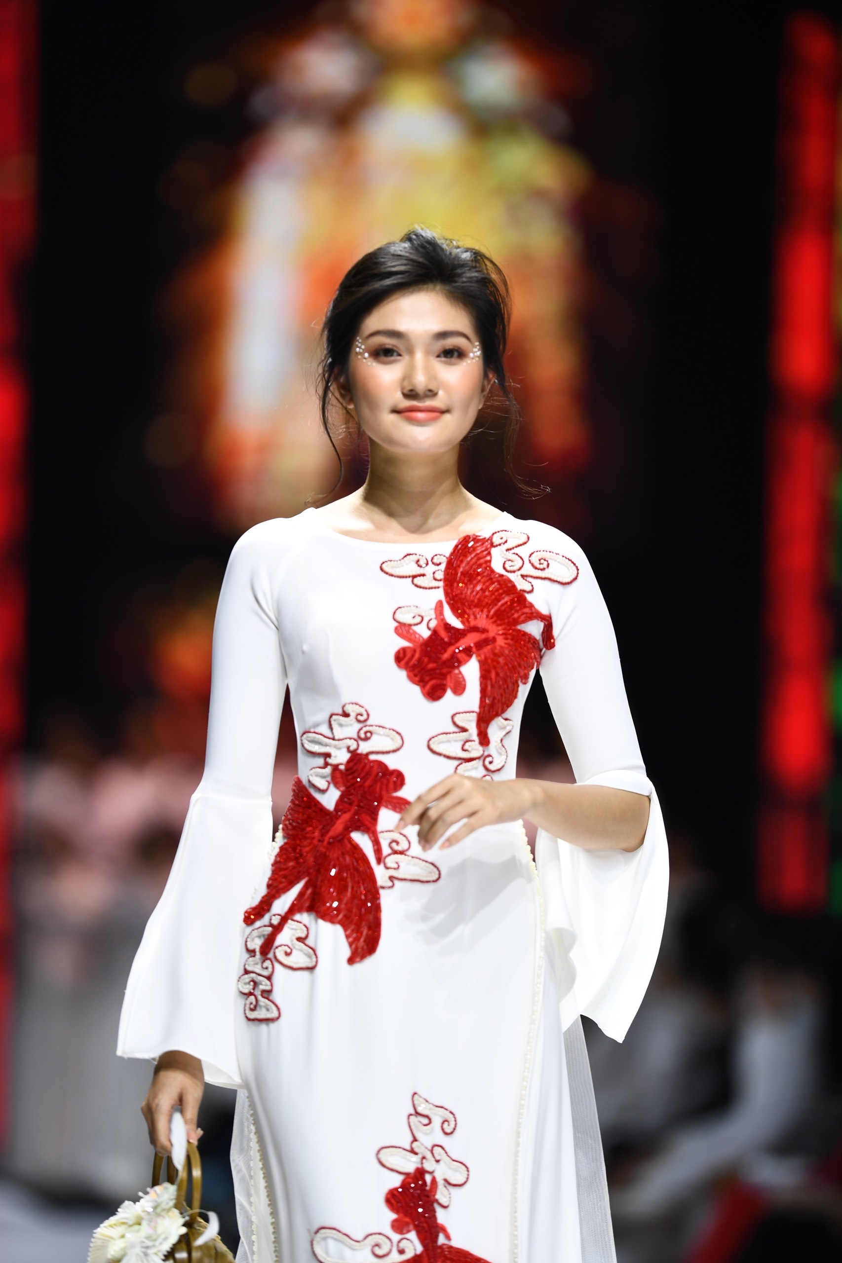 Nhà thiết kế Minh Châu ra mắt bộ sưu tập áo dài long phụng quyền quý - Thời trang Sao - ZNEWS.VN