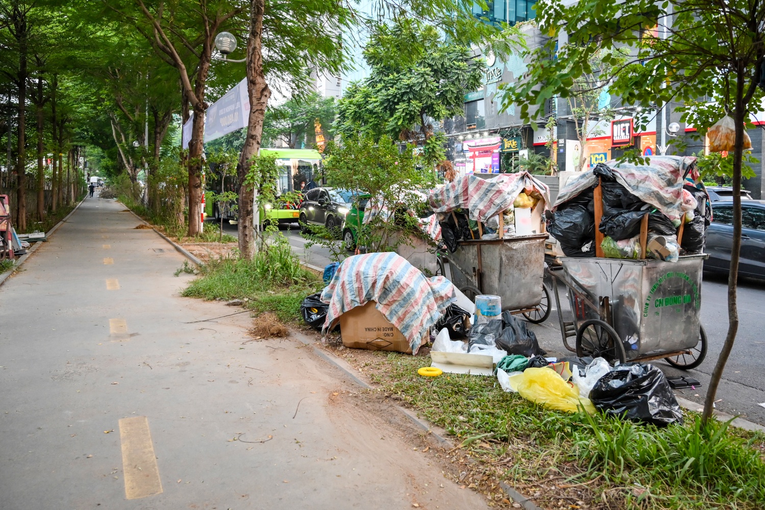 Cảnh Nhếch Nhác Trên Những Tuyến đường Dành Cho Người đi Bộ ở Hà Nội