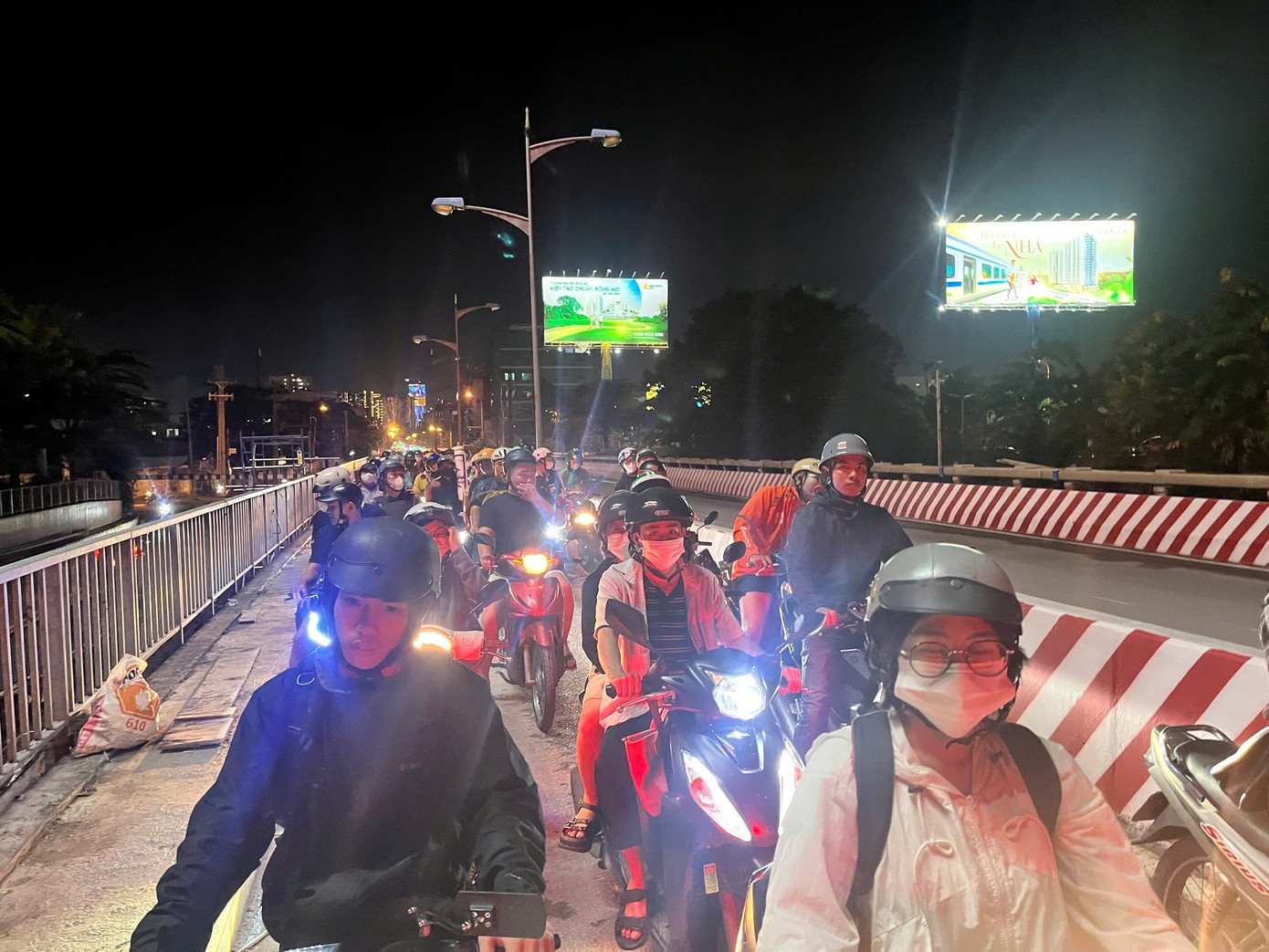 Kẹt xe Cầu Bình Triệu 1 TP.HCM trong đêm - Xã hội - ZNEWS.VN