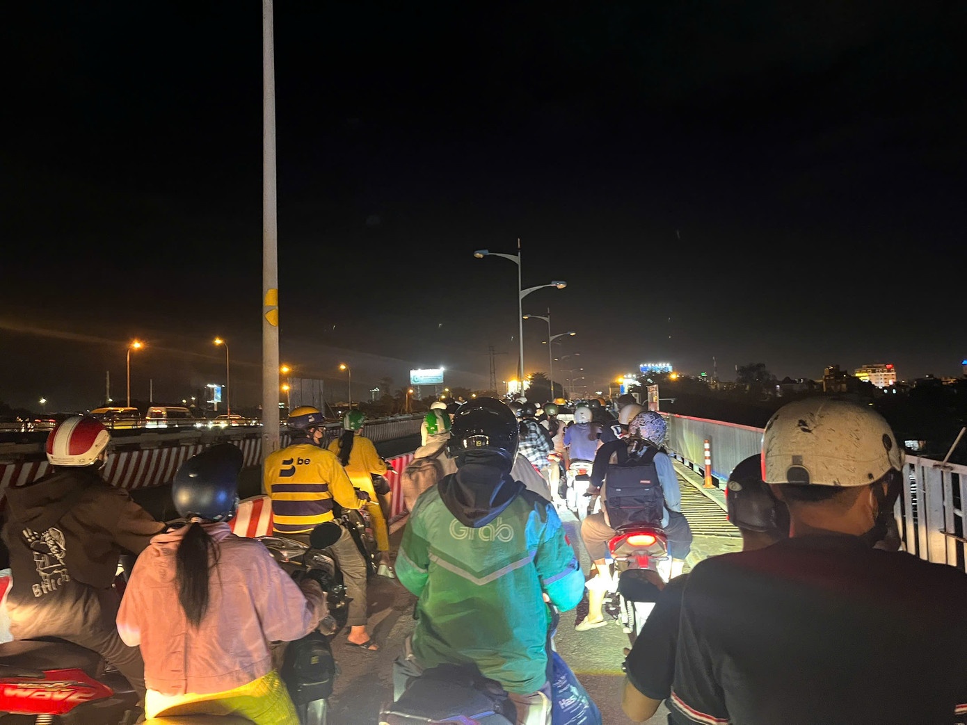Kẹt xe Cầu Bình Triệu 1 TP.HCM trong đêm - Xã hội - ZNEWS.VN