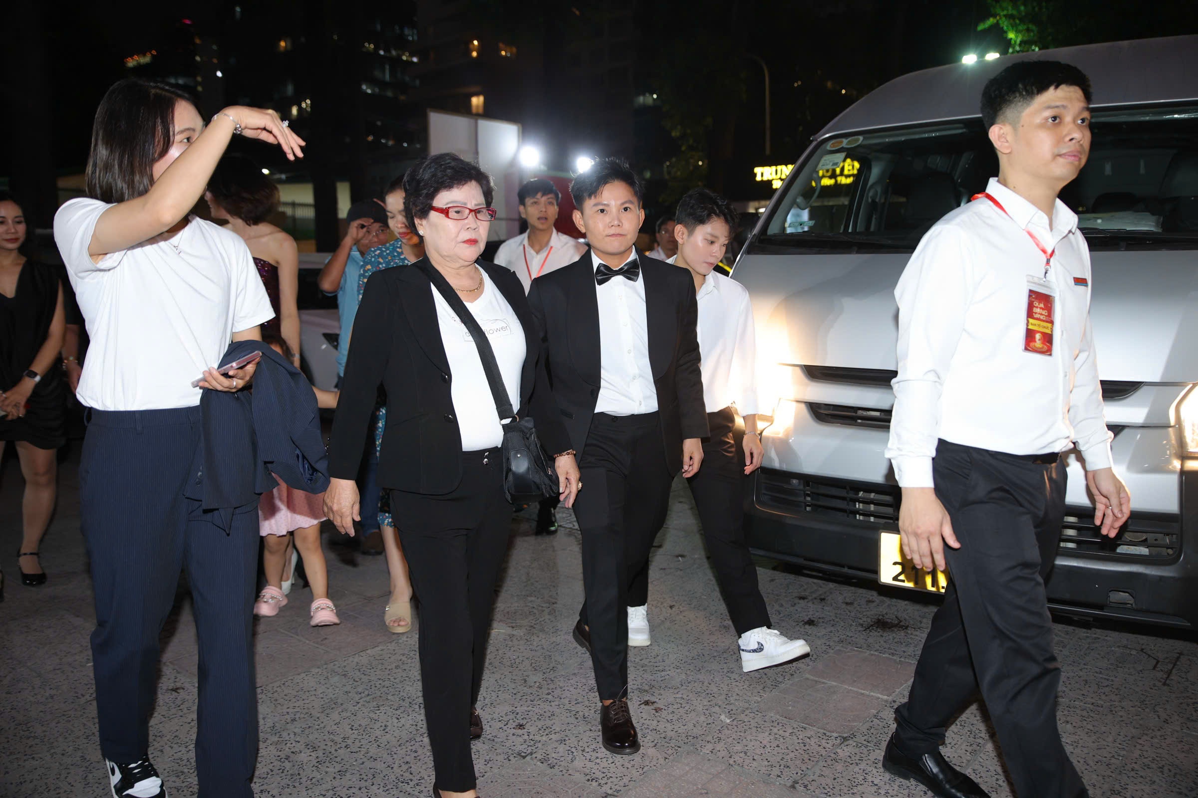Presenting the Vietnamese Golden Ball award: Tran Thi Duyen appears ...