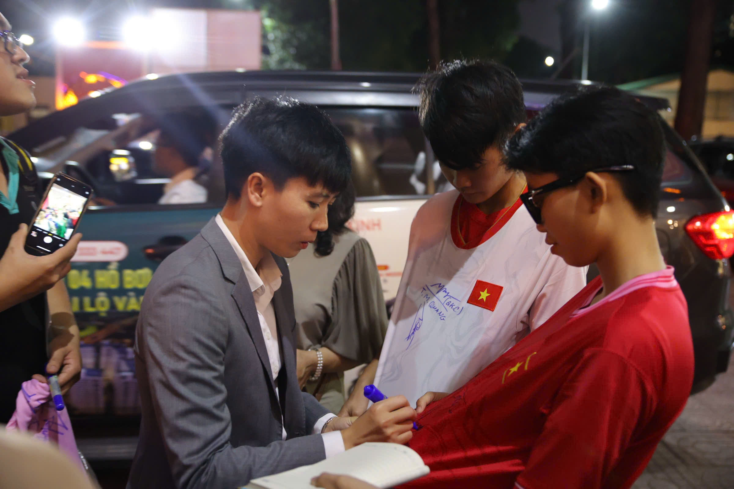 Presenting the Vietnamese Golden Ball award: Tran Thi Duyen appears ...