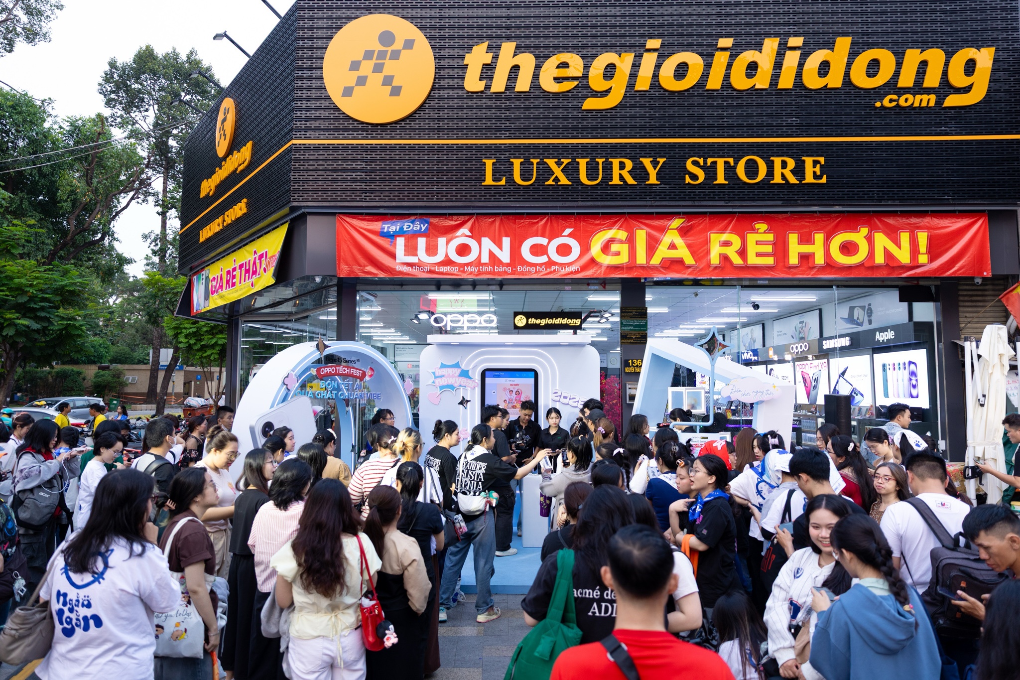 La série Oppo Reno15 et Neko Lê créent un lien au cœur d'Hô Chi Minh-Ville.