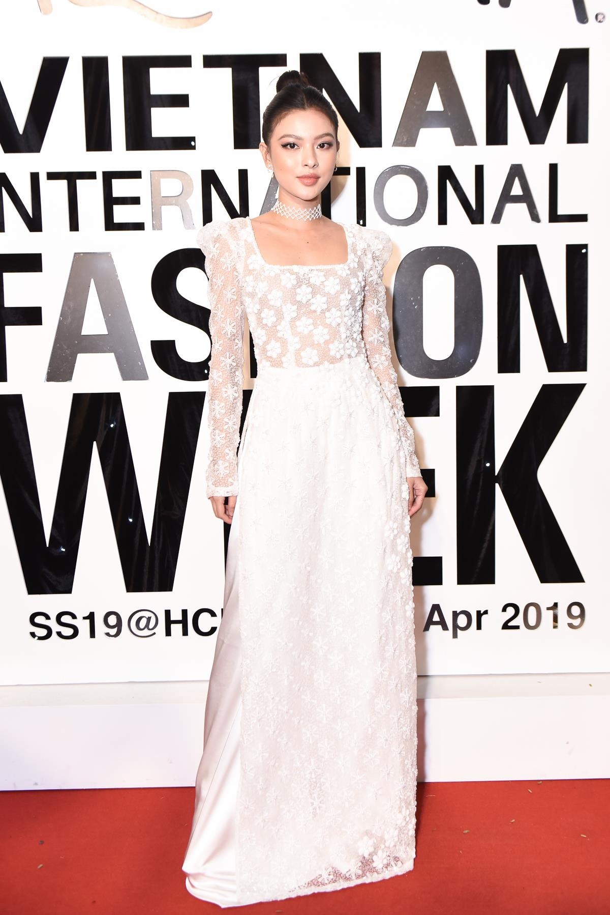 Nghệ sĩ Thúy Nga mặc đầm nhái thiết kế của Thierry Mugler? - Thời trang sao - ZNEWS.VN