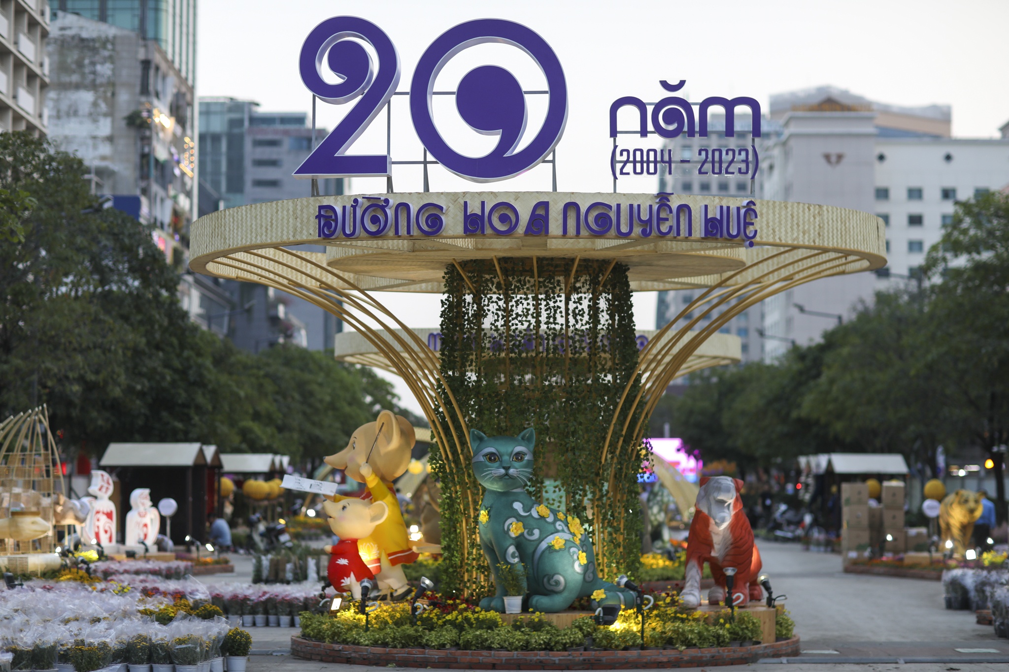 Toàn cảnh đường hoa Nguyễn Huệ trước ngày đón khách - Xã hội - ZNEWS.VN