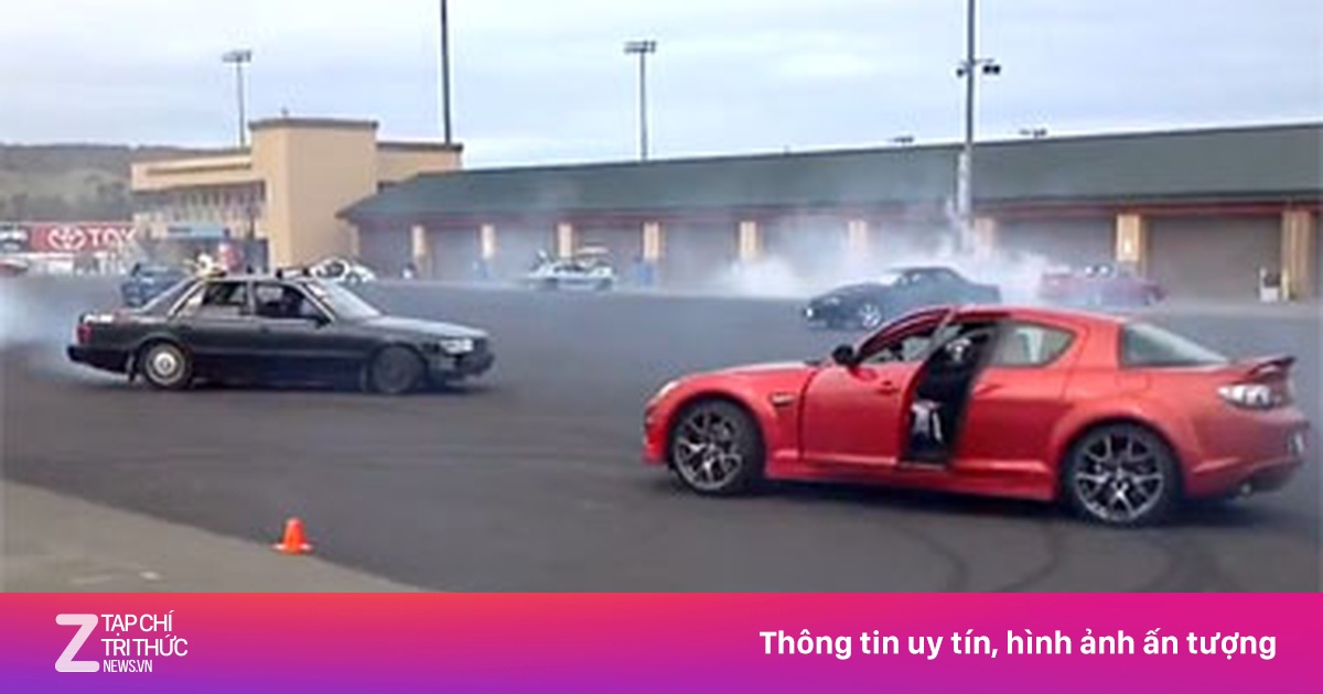 Clip 75 chiếc xế hộp cùng ‘quay compa’ - Xe - ZNEWS.VN