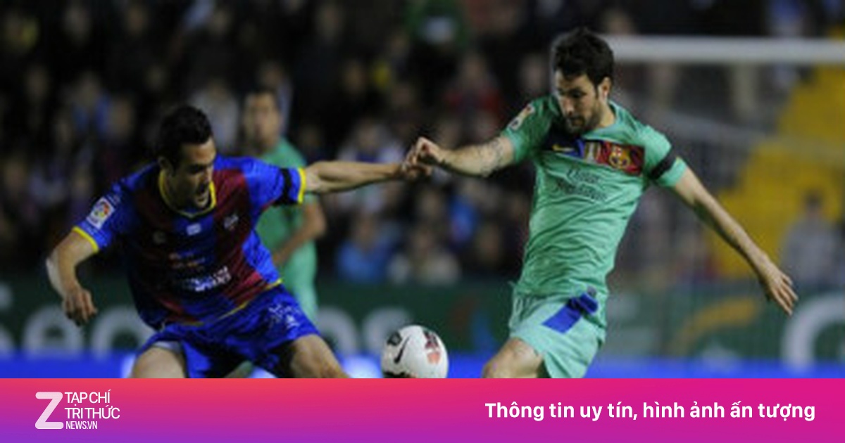 Cecs Fabregas làm trò hề khi tham gia đá phạt - Video bóng đá - ZNEWS.VN