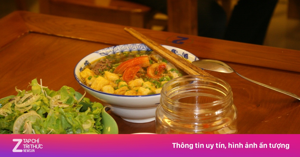 Bún riêu cua ốc bò nóng hổi tại 61 Nguyễn Du | Znews.vn