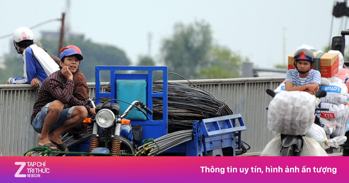 Xe ba gác chở cồng kềnh 'núp' trên cầu trốn CSGT Sài Gòn - Ảnh & Video ...