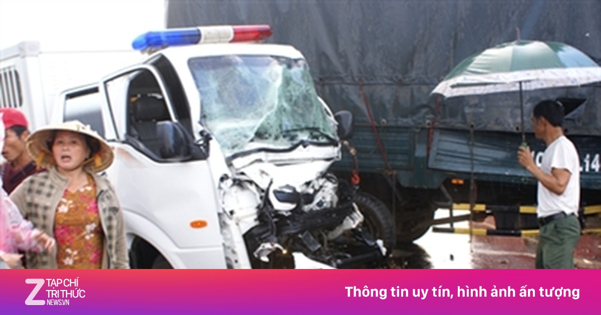 Xe cảnh sát va xe tải, 2 công an, 2 dân thường bị thương - Xã hội ...