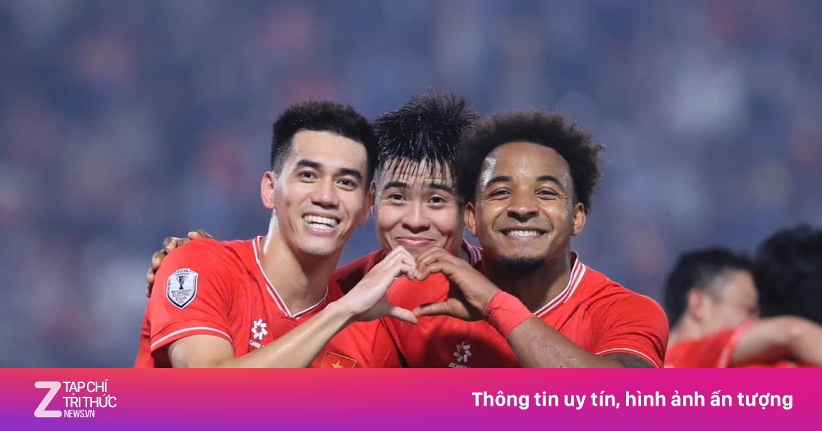 Duy Mạnh nói gì về cái hôn má Xuân Son, Tiến Linh? - Lifestyle - ZNEWS.VN