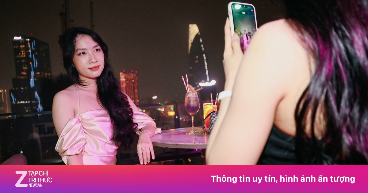 Giới trẻ TP.HCM đón giao thừa ở quán bar, sky lounge - Đời sống - ZNEWS.VN