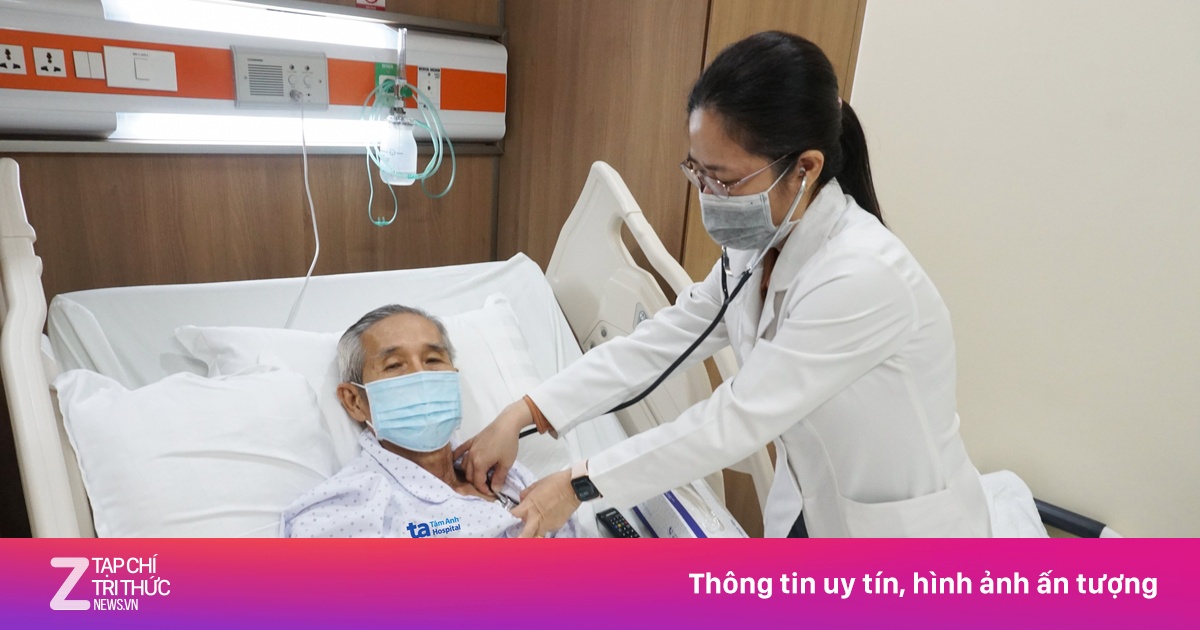 Nội soi cấp cứu cụ ông ho ra 300 ml máu - Sức khỏe - ZNEWS.VN