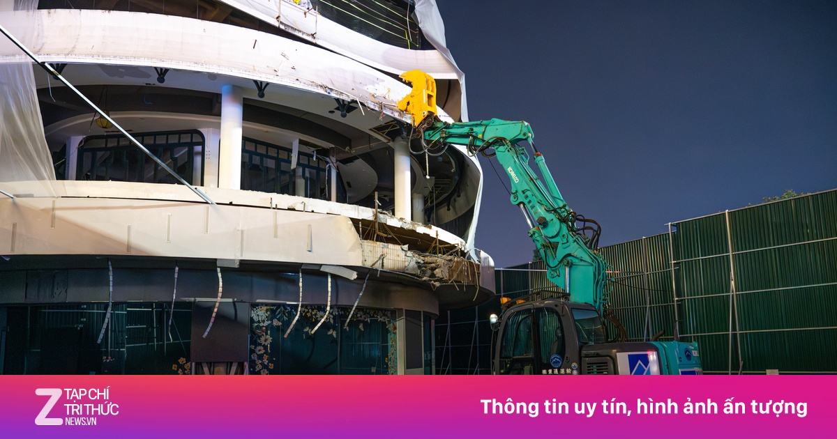 Phá dỡ tòa 'Hàm cá mập' | Znews.vn