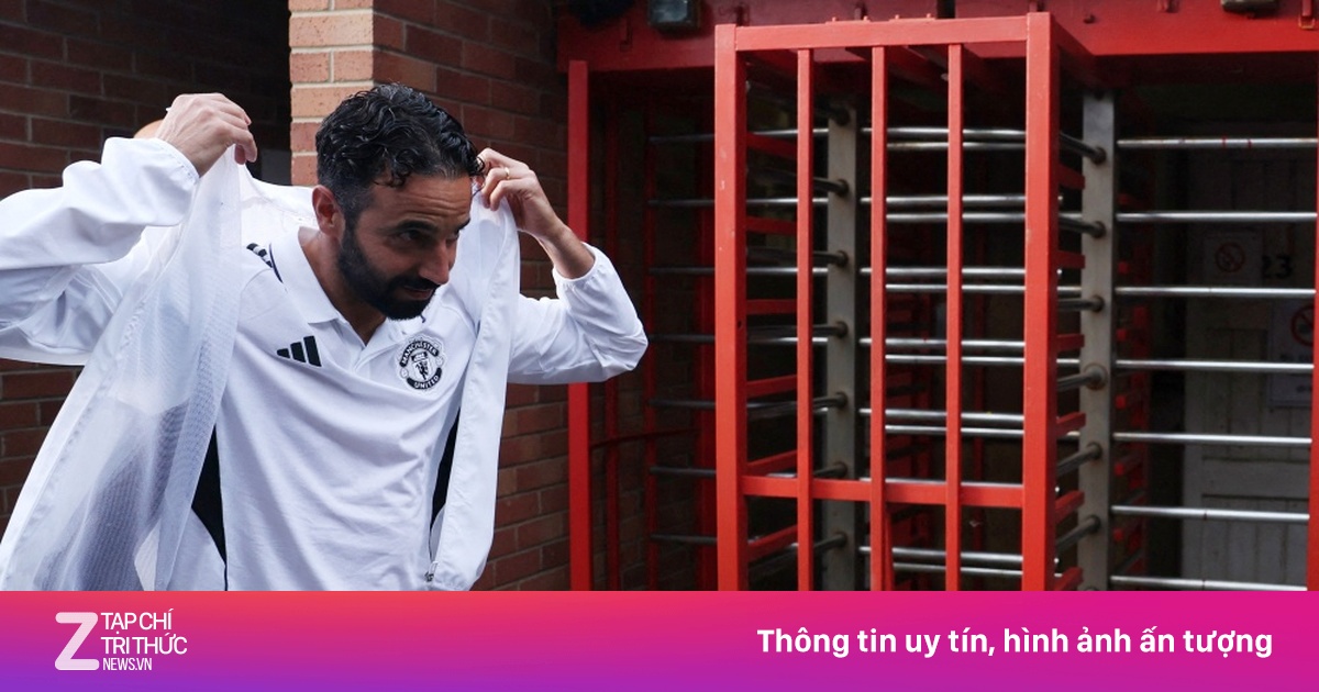 Amorim cười rời Carrington, nội bộ MU sững sờ | Znews.vn