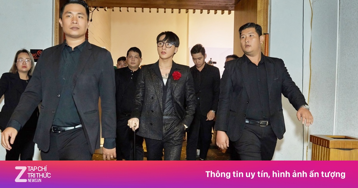 Sơn Tùng M-TP chống gậy ba toong tới sự kiện - Giải trí - ZNEWS.VN