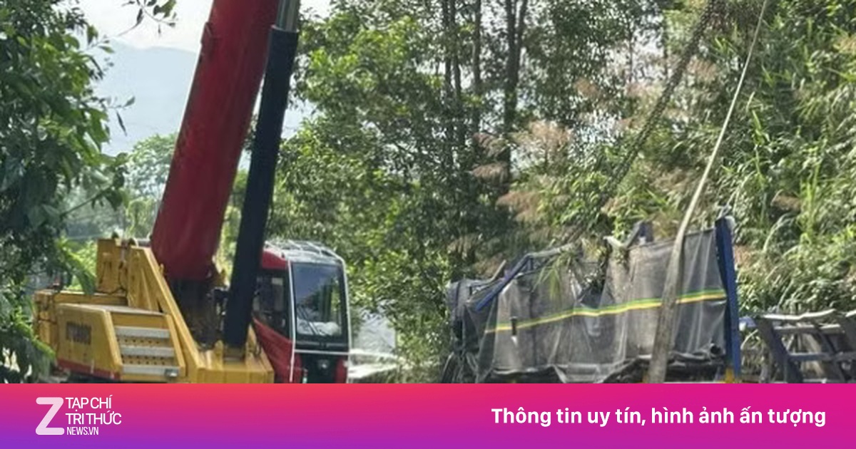 Lật xe tải ở chân đèo Violak tại Quảng Ngãi | Znews.vn