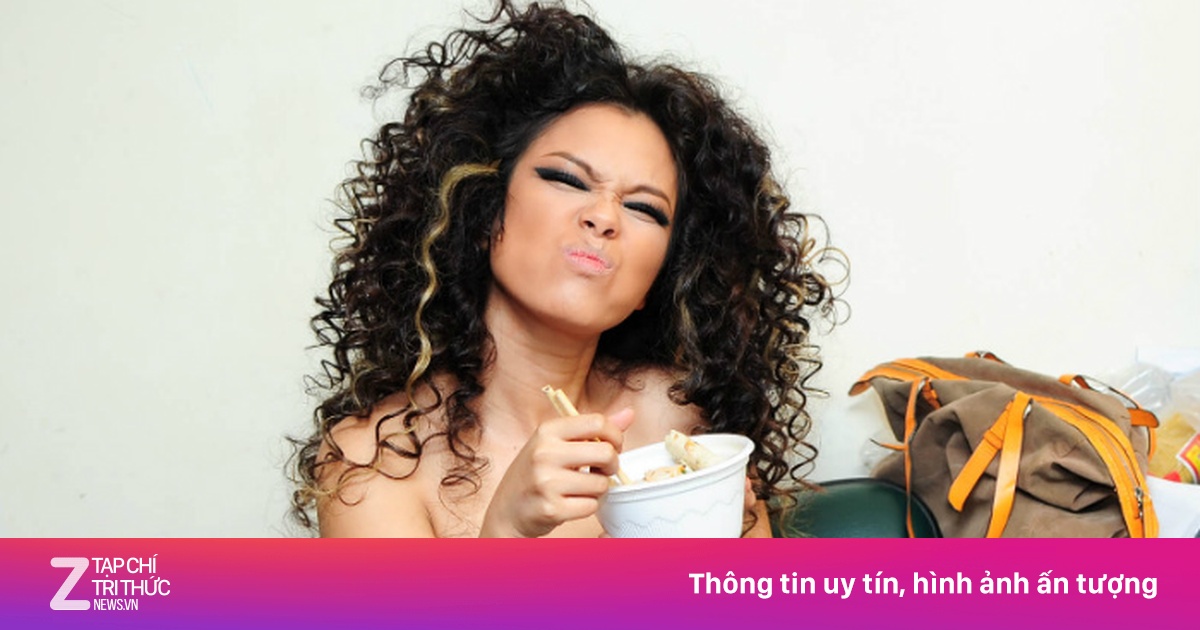 Phương Vy tranh thủ ăn lót dạ trước giờ lên sóng - Đời sống Sao - ZNEWS.VN