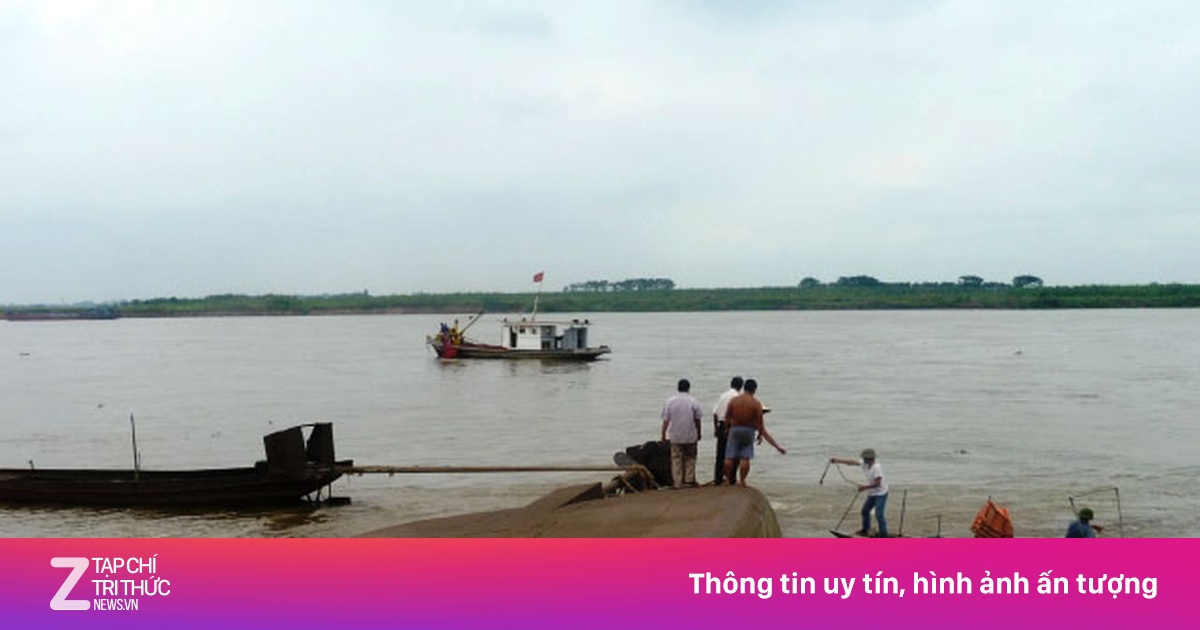 Chìm tàu cát trên sông Hồng, 3 người thoát chết - Giao thông - ZNEWS.VN