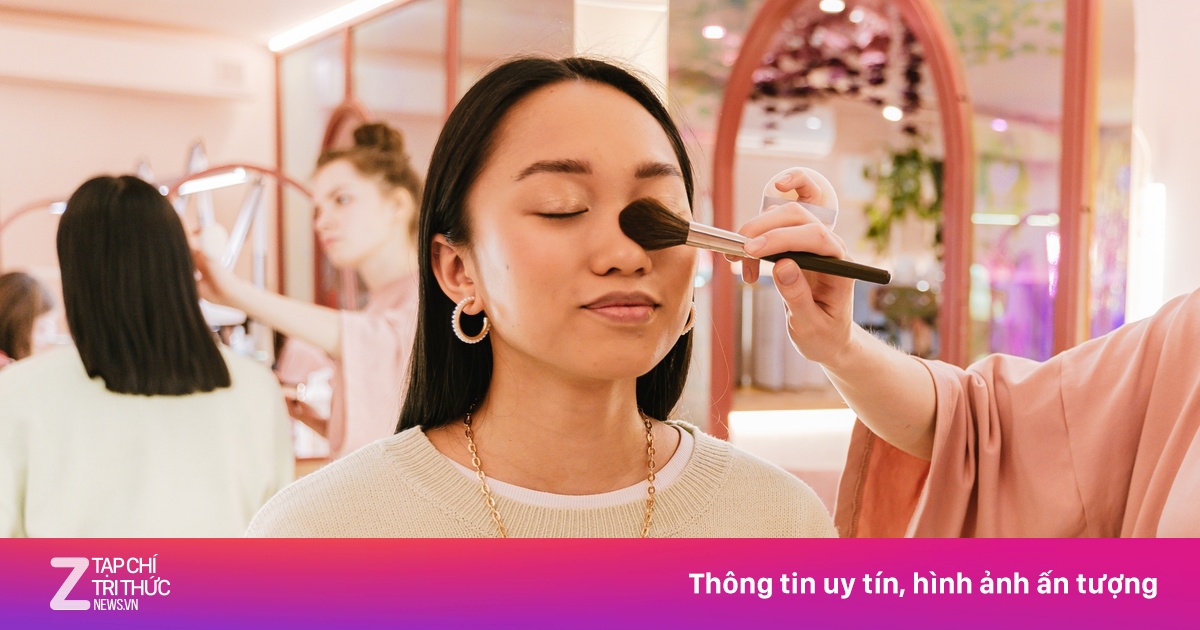 Đặt lịch trang điểm lúc nửa đêm, mờ sáng để dự tiệc cuối năm | Znews.vn
