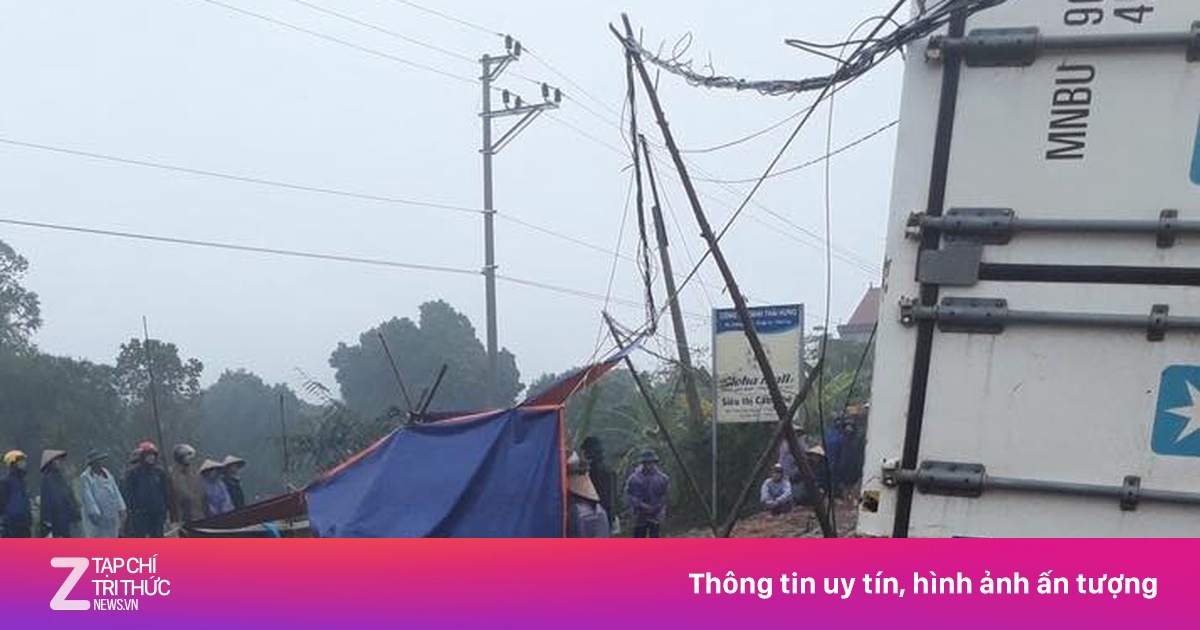 Xe container va chạm với xe con, 3 người thương vong - Xã hội - ZNEWS.VN