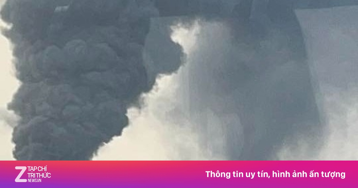 Du thuyền bốc cháy trên sông Sài Gòn | Znews.vn