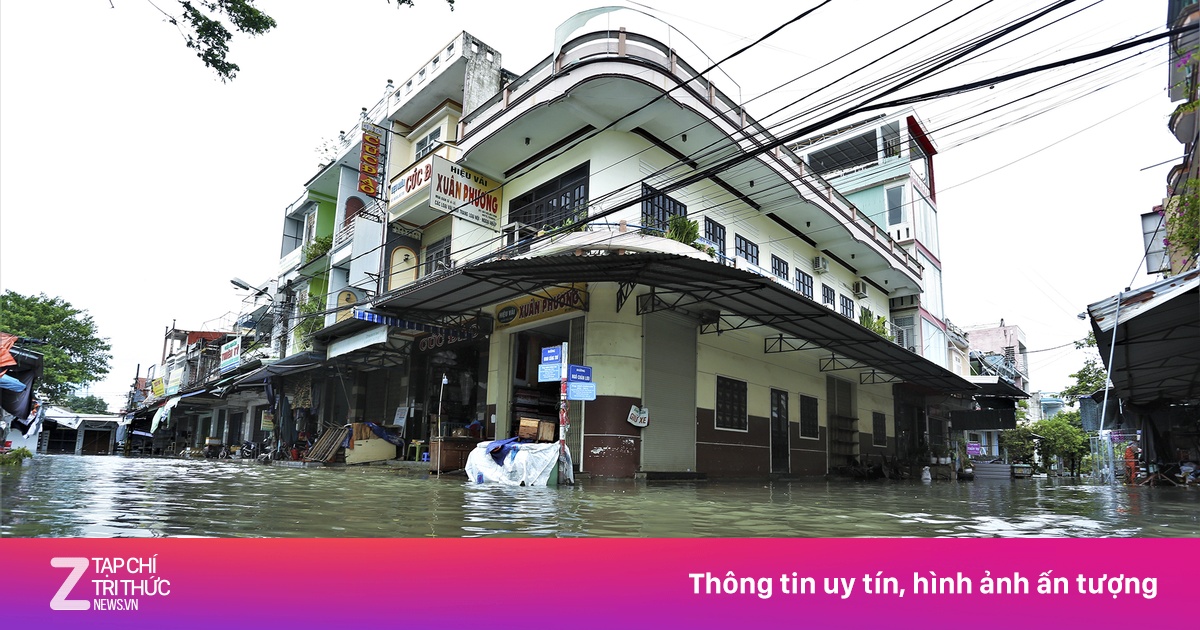 Dân vừa về nhà mới 2 ngày, bão Noru đã cuốn sập mái hiên | Znews.vn
