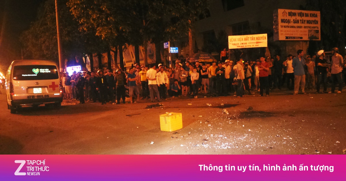 Nằm rạp xuống đất khi thanh niên quăng mìn ra đường - Xã hội - ZNEWS.VN