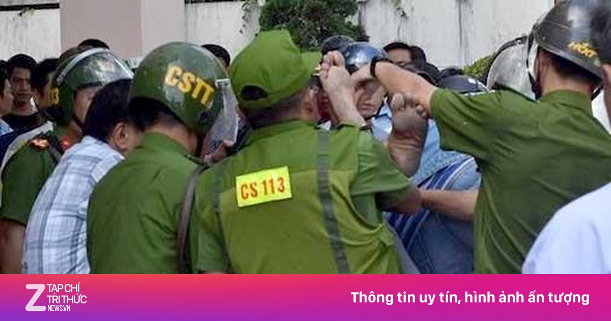 Thúc cùi chỏ vào công an, thanh niên bị xịt hơi cay - Pháp luật - ZNEWS.VN