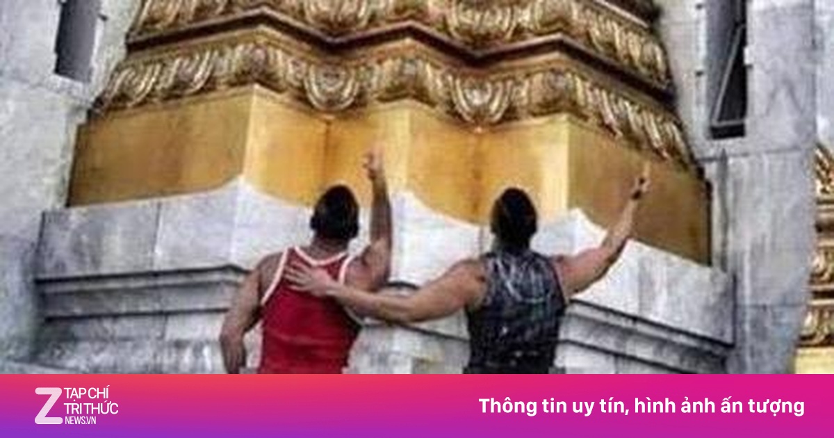 Du khách 'xấu xí': Vẽ bậy lên di tích, chụp khoe thân chốn linh thiêng ...