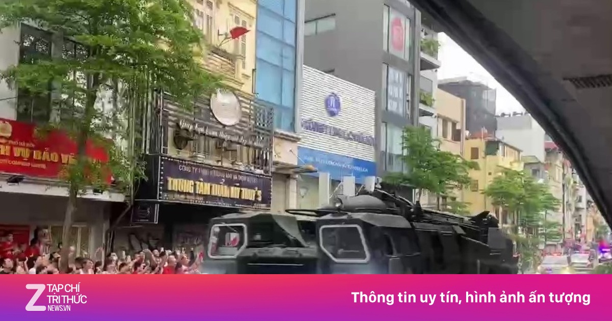 Người dân reo hò khi dàn xe tên lửa Scud và tên lửa bờ REDUT-M đi qua ...