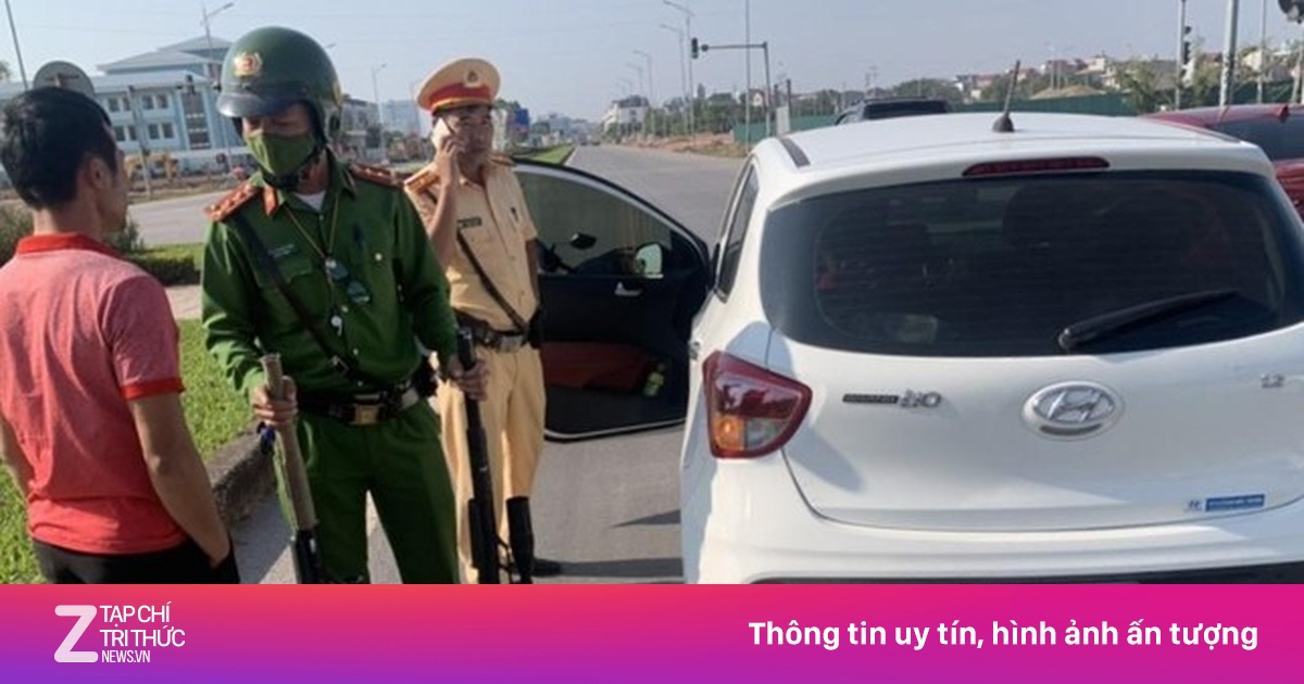 Phát hiện 2 khẩu súng khi kiểm tra lái xe ôtô vi phạm nồng độ cồn ...