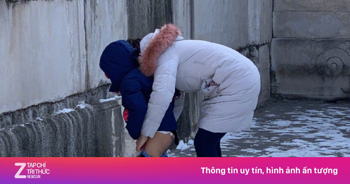Du khách TQ cho con tè bậy trong Tử Cấm Thành gây phẫn nộ - Thế giới ...