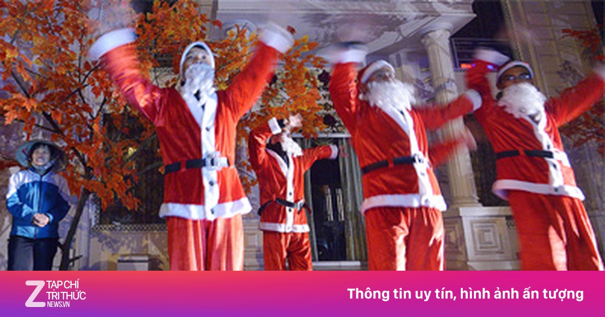 5 ông già Noel khuấy động đêm yên tĩnh thủ đô - Đời sống - ZNEWS.VN