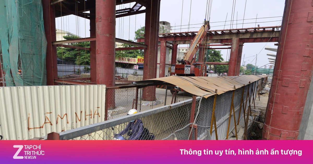 Xe máy chui qua rọ sắt dọc tuyến metro - Giao thông - ZNEWS.VN
