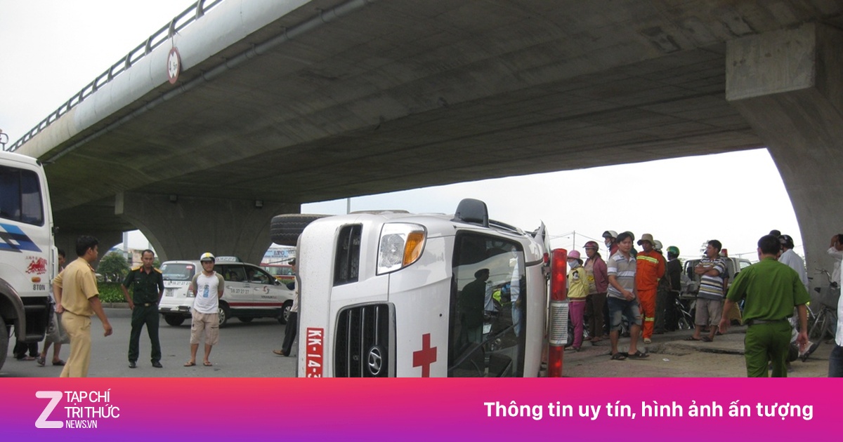 Clip xe tải tông lật xe cấp cứu, hai người bị thương - Xã hội - ZNEWS.VN
