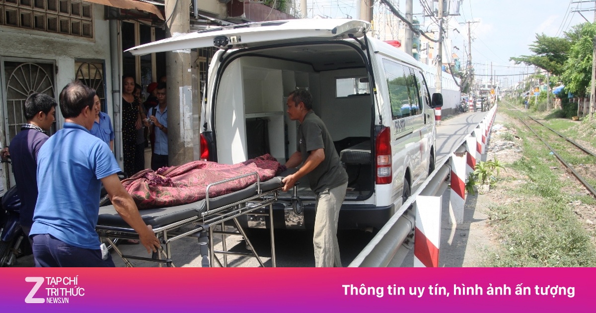 Người đàn ông đứng giữa đường ray khi tàu hỏa lao tới - Xã hội - ZNEWS.VN