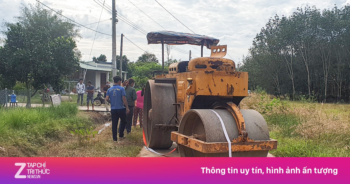 Tông vào xe lu, 2 mẹ con tử vong | Znews.vn