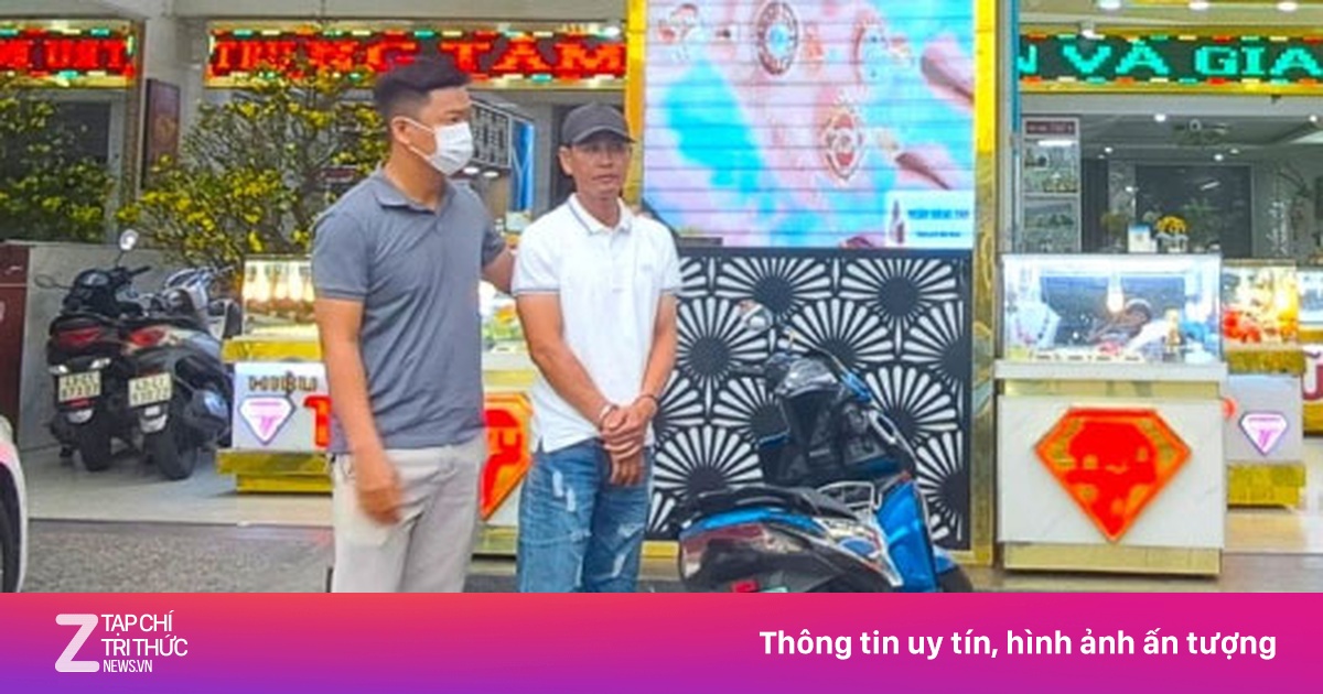 Tra tay vào còng sau khi cướp giật dây chuyền vàng - Pháp luật - ZNEWS.VN